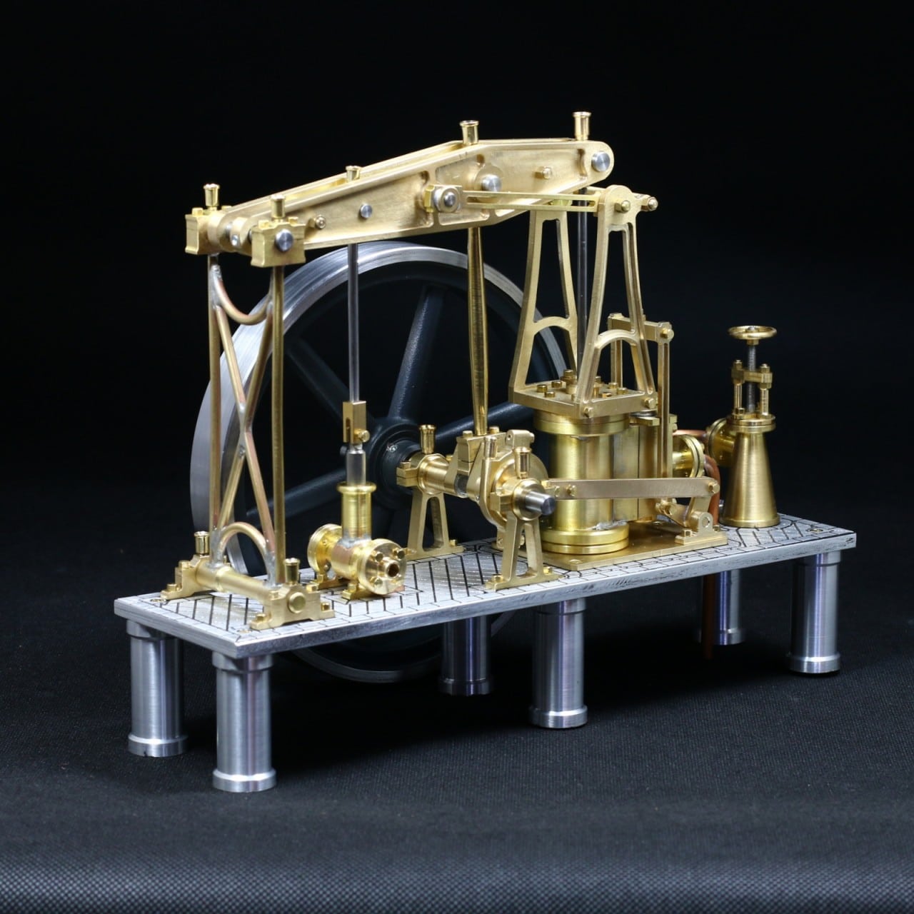 Grasshopper semi-balanced steam engine